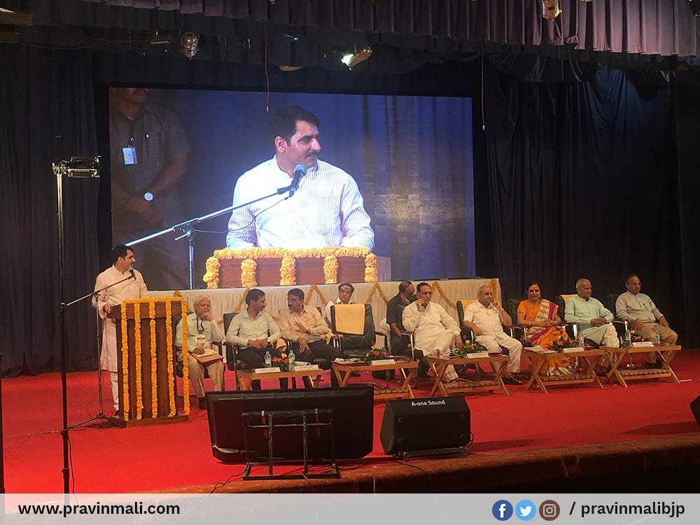 विकास के कामों चेक अर्पण किया गया - Pravin Mali